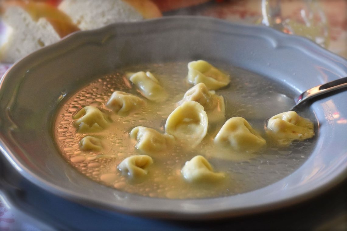 Cappelletti in brodo della tradizione italiana – Profumo di Broccoli