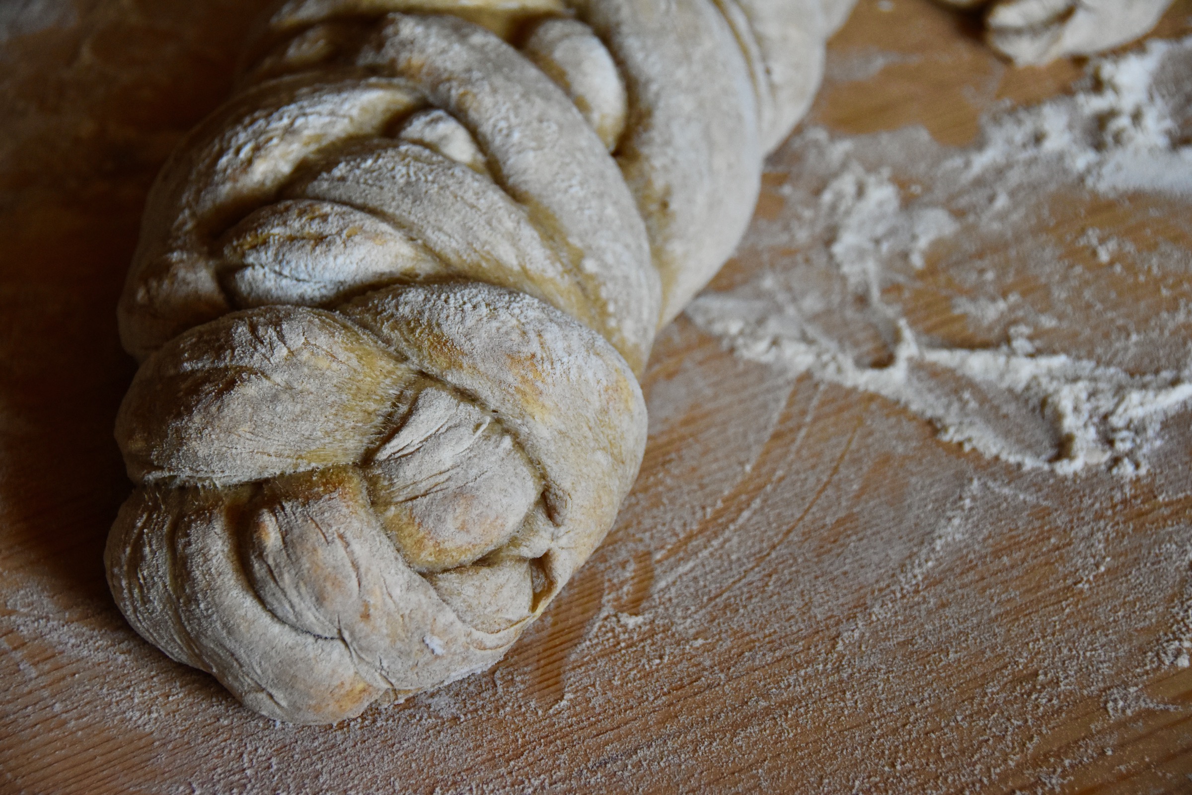 Treccia di pane a sei capi a lievitazione naturale – Profumo di Broccoli
