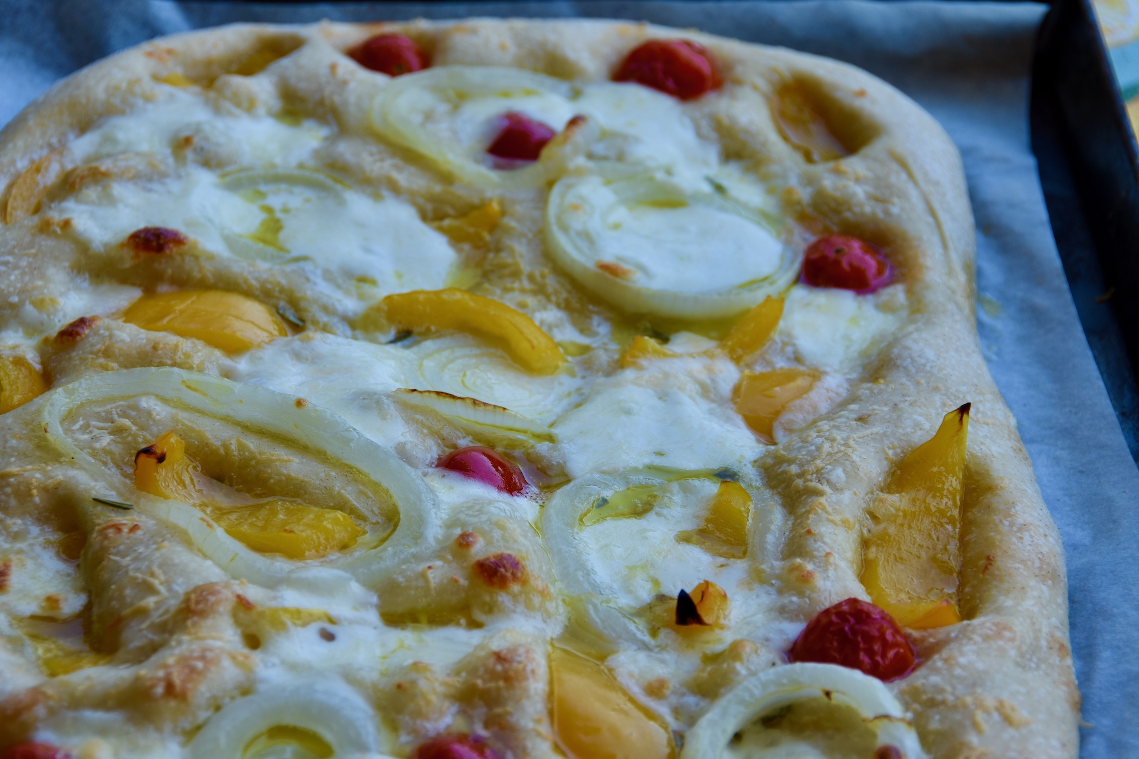 Pizza con peperoni gialli, cipolle e pomodorini – Profumo di Broccoli